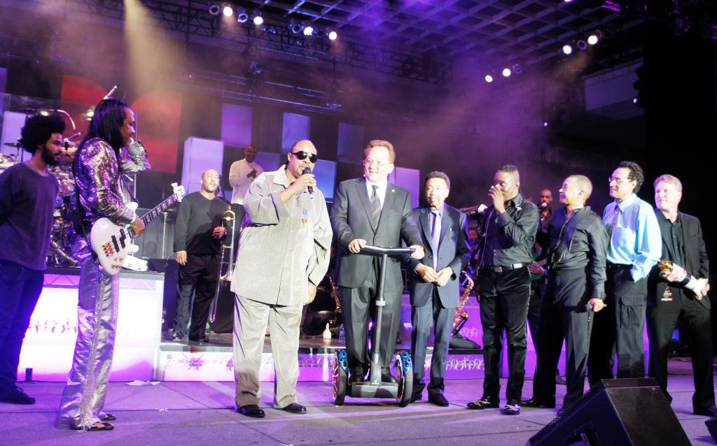 Stevie Wonder, Philip Bailey, Sheila E & Earth, Wind And Fire @ CES ...